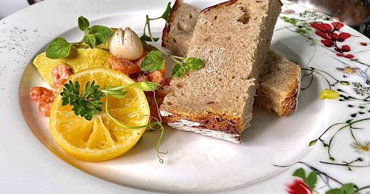 Predjedlo Avokádová pena s mascarpone, dusené krevety a čerstvé bylinky ...