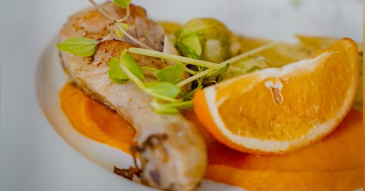 Pečené kuracie stehná s feniklom a pomarančom, tekvicové pyré a krémový ...