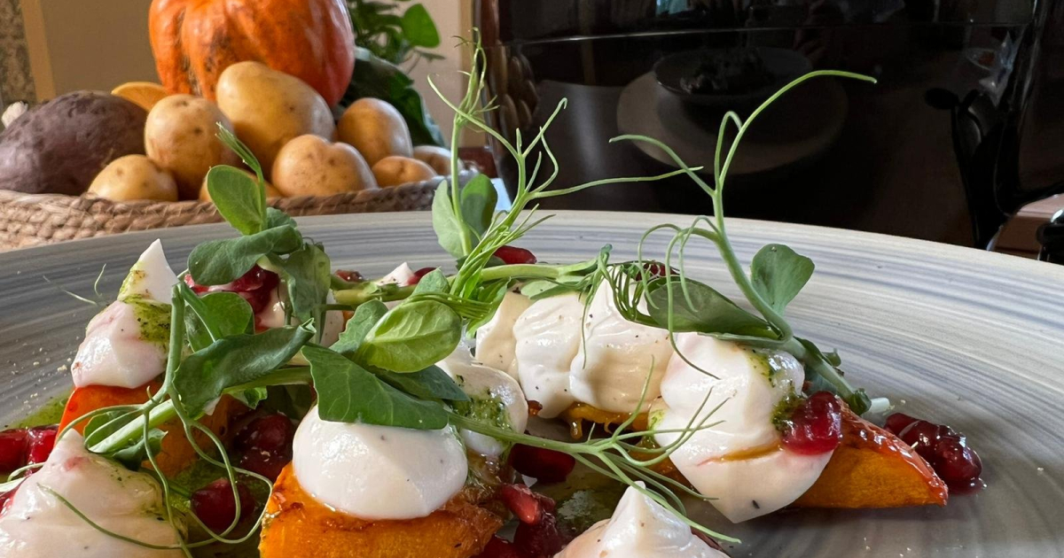 Pečená tekvica s penou z kozieho syra, granátové jablko, bylinkový olej ...